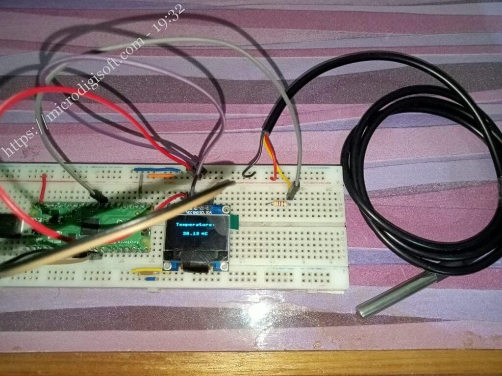 Raspberry Pi Pico DS18B20 Temperature Sensor Tutorial with MicroPython ...