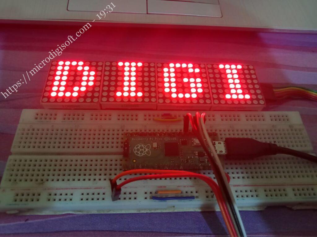 4-in-1 8×8 LED Dot Matrix Display with Raspberry Pi Pico